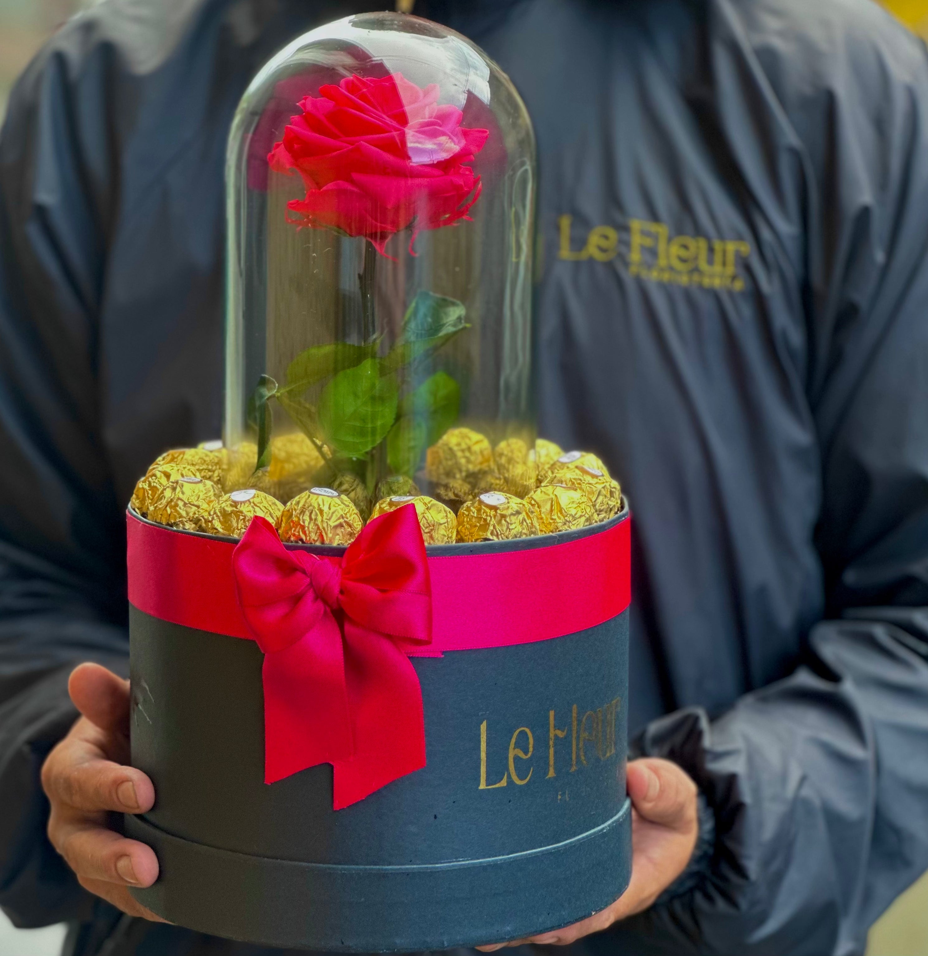 Cilindro 20 Ferrero + Rosa Preservada – Rosas Le Fleur Medellin